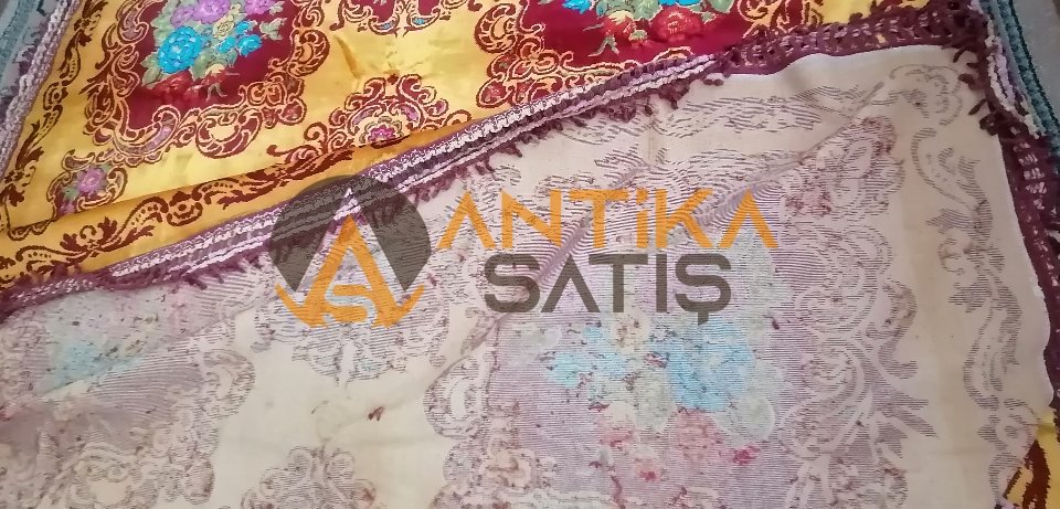 Antika duvar veya yatak örtüsü halısı